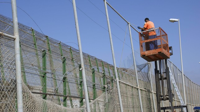 Más de 300 inmigrantes acceden con violencia a Melilla tras tirar la ...