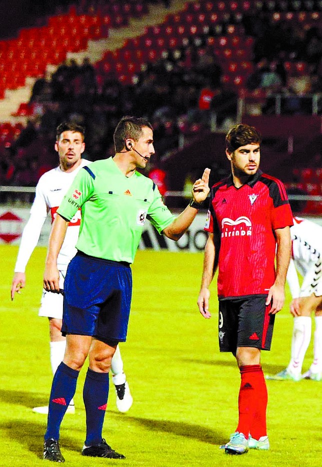 Un árbitro demasiado protagonista | Noticias Diario de Burgos